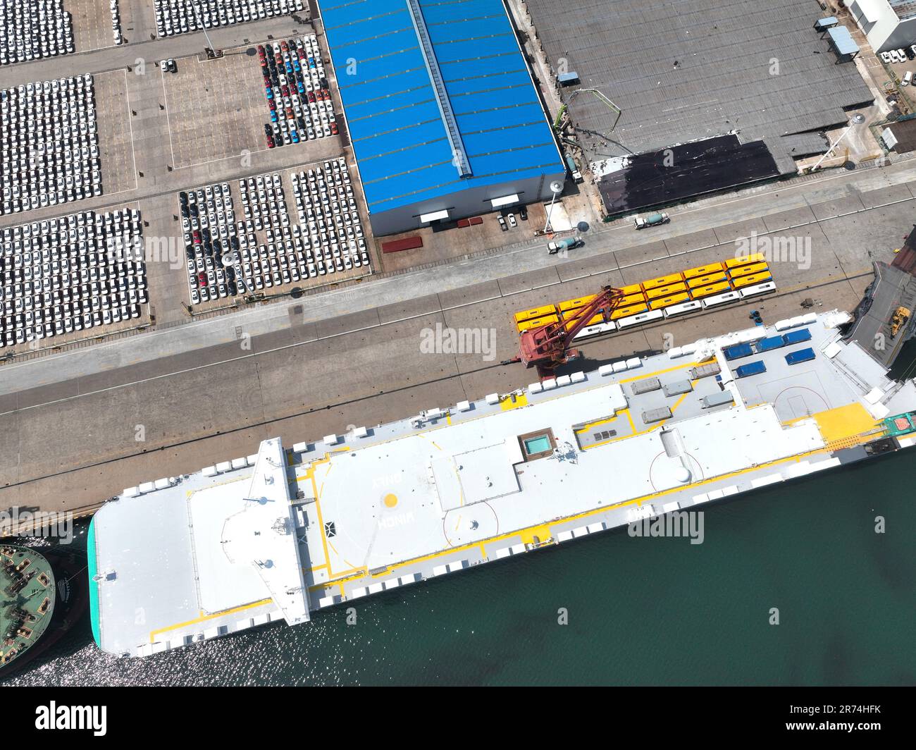 LIANYUNGANG, CHINA - 13. JUNI 2023 - Ro-Ro-Räder beladen Fahrzeuge am ...