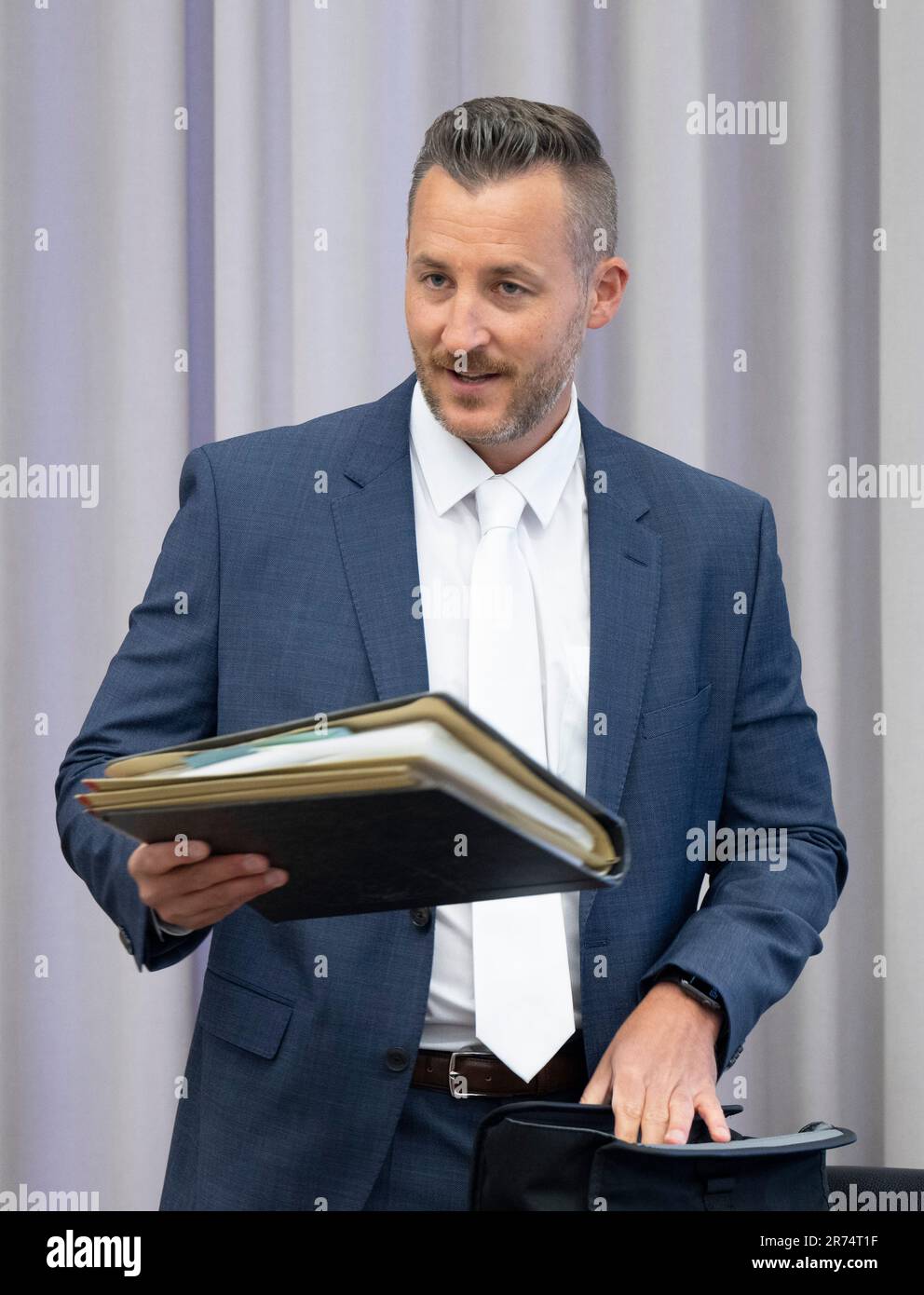 14. Juni 2023, Hessen, Gießen: Staatsanwalt Thomas Hauburger betritt ...