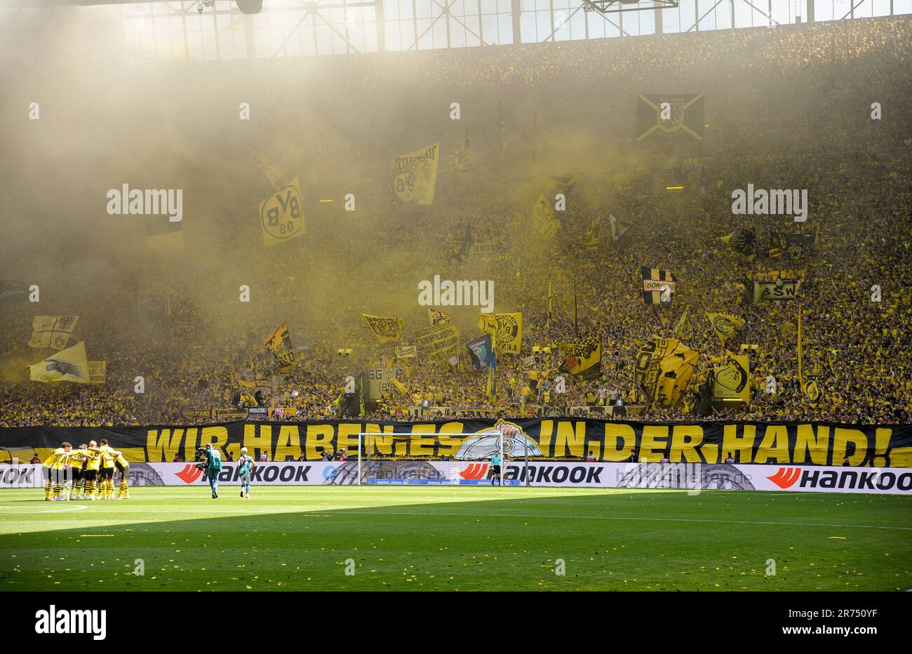 Banner flaggen fans fußball -Fotos und -Bildmaterial in hoher Auflösung ...