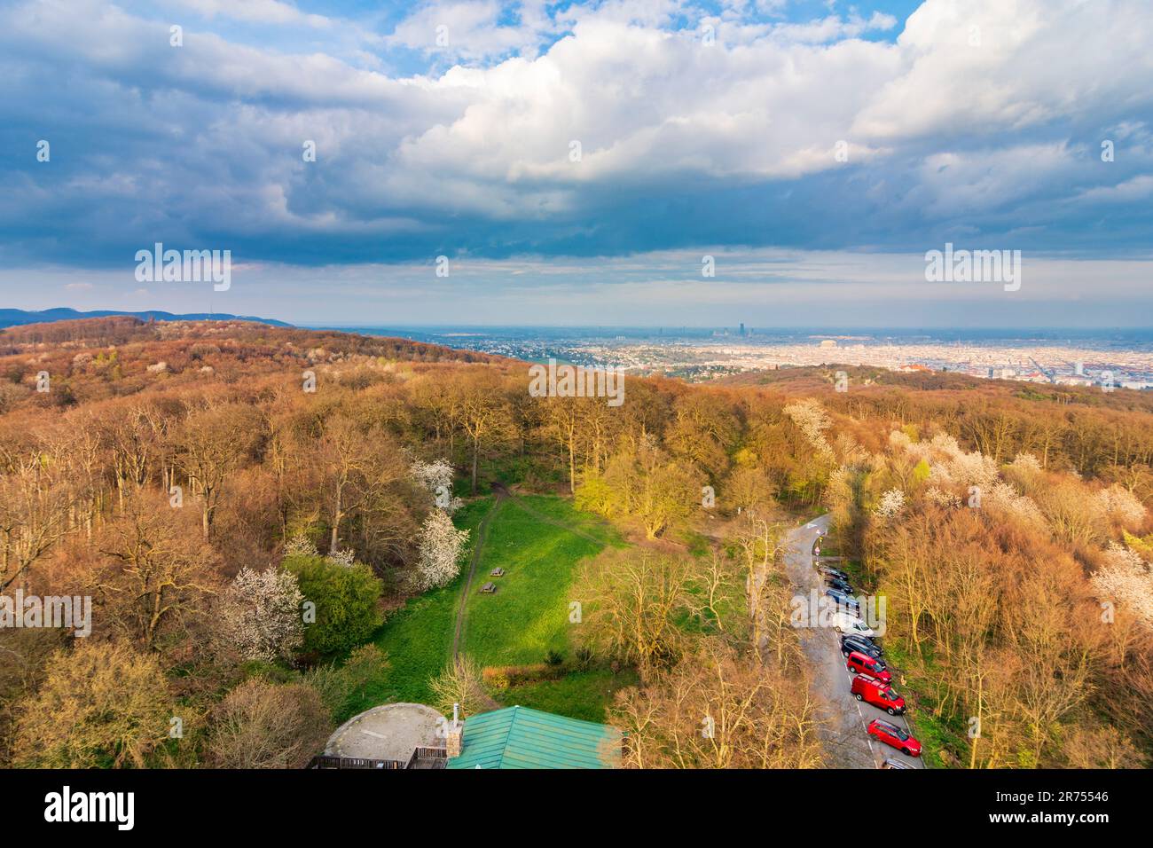 Wien, Blick vom Aussichtsturm Jubiläumswarte auf dem Hügel ...