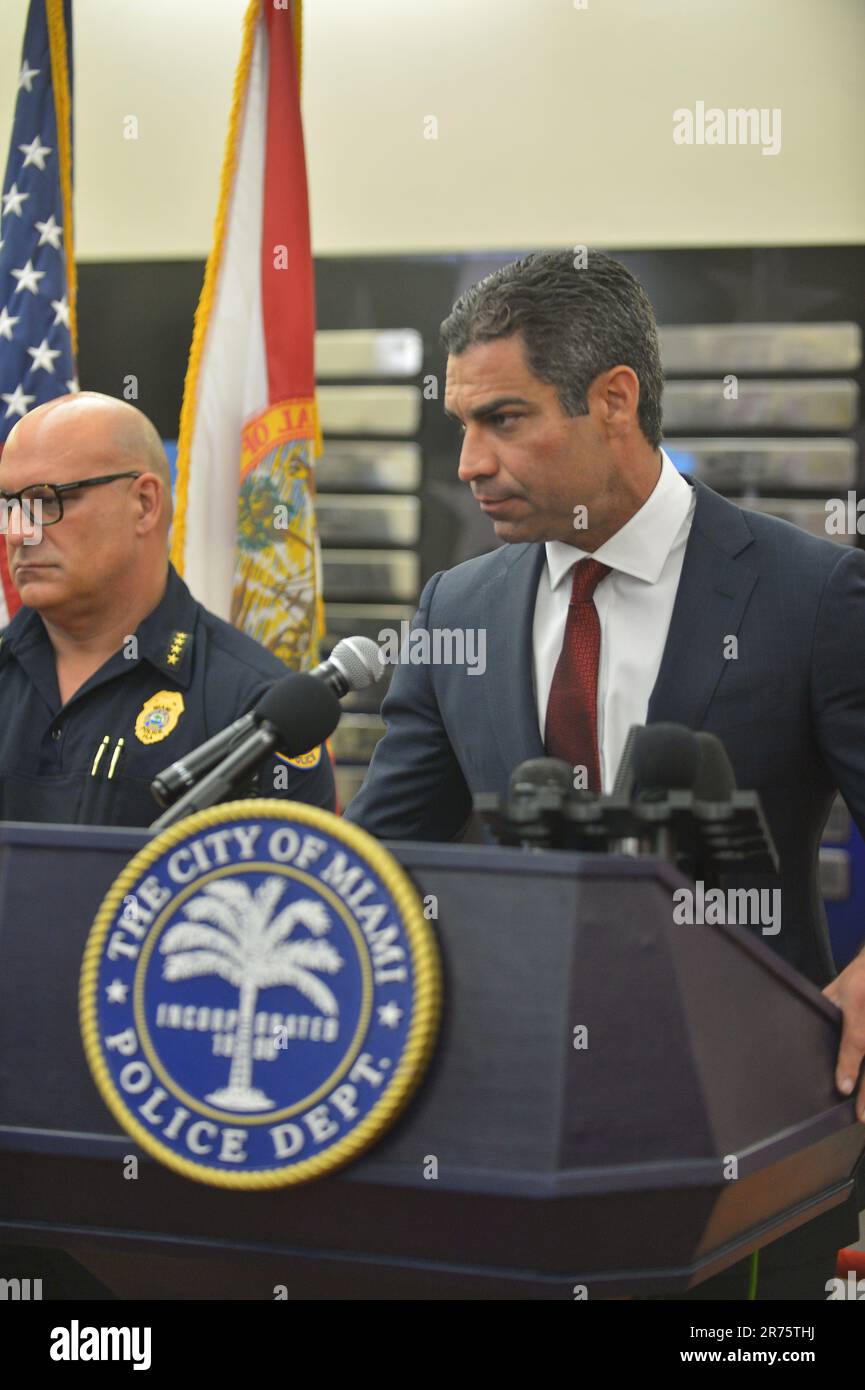 MIAMI, FLORIDA - JUNI 12: Francis Suarez (C), Bürgermeister von Miami ...