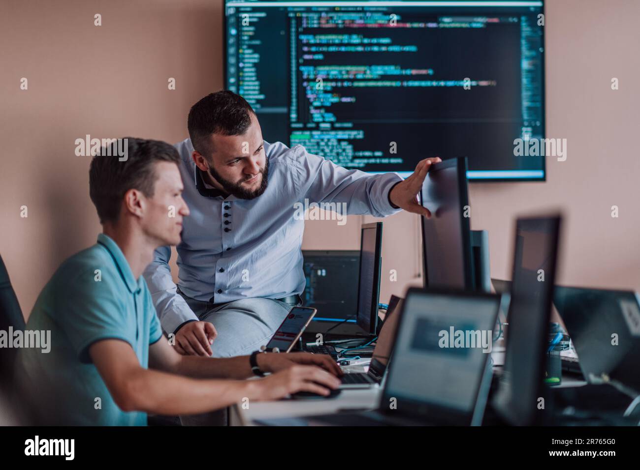 Programmierer intensivierten die Zusammenarbeit und arbeiteten intensiv ...