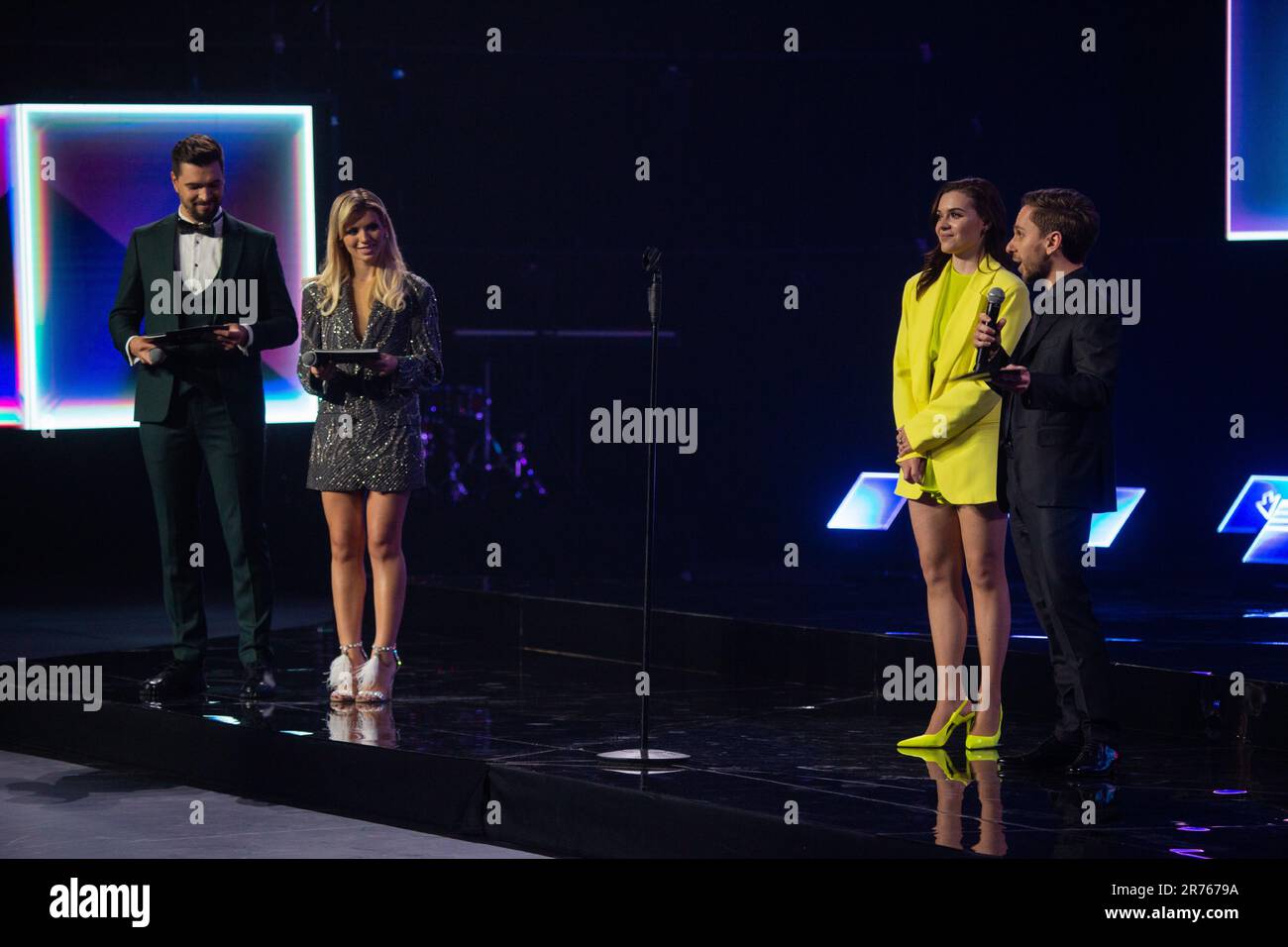 Moskau. Von links: Sängerin Vyacheslav Makarov, Sängerin Lyusya Chebotina und Eiskunstläuferin ...