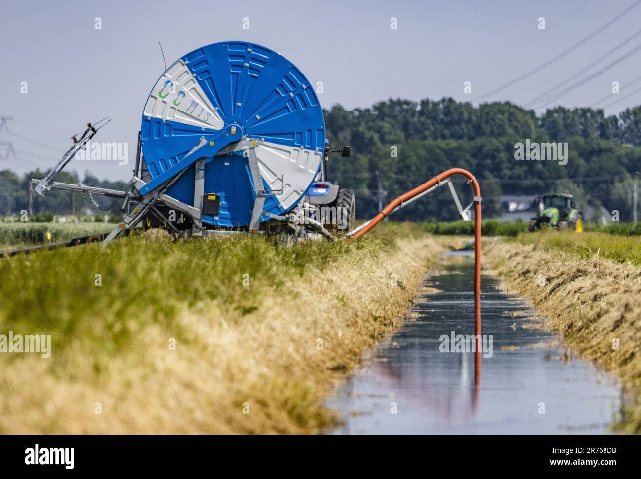 Ein Bauer bewässert sein Land. Wegen der nassen Quelle und der Dürre ...