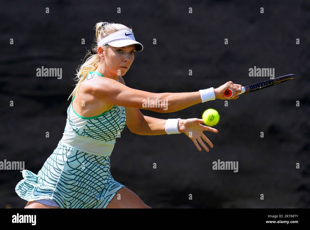 Katie Boulter in Aktion während ihres ersten Frauenspiels gegen Emily ...
