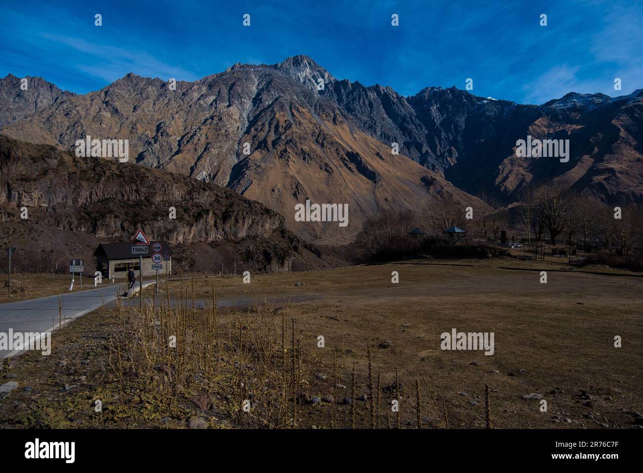 Ein atemberaubender Blick auf Stepantsminda, Georgia, zeigt die ...