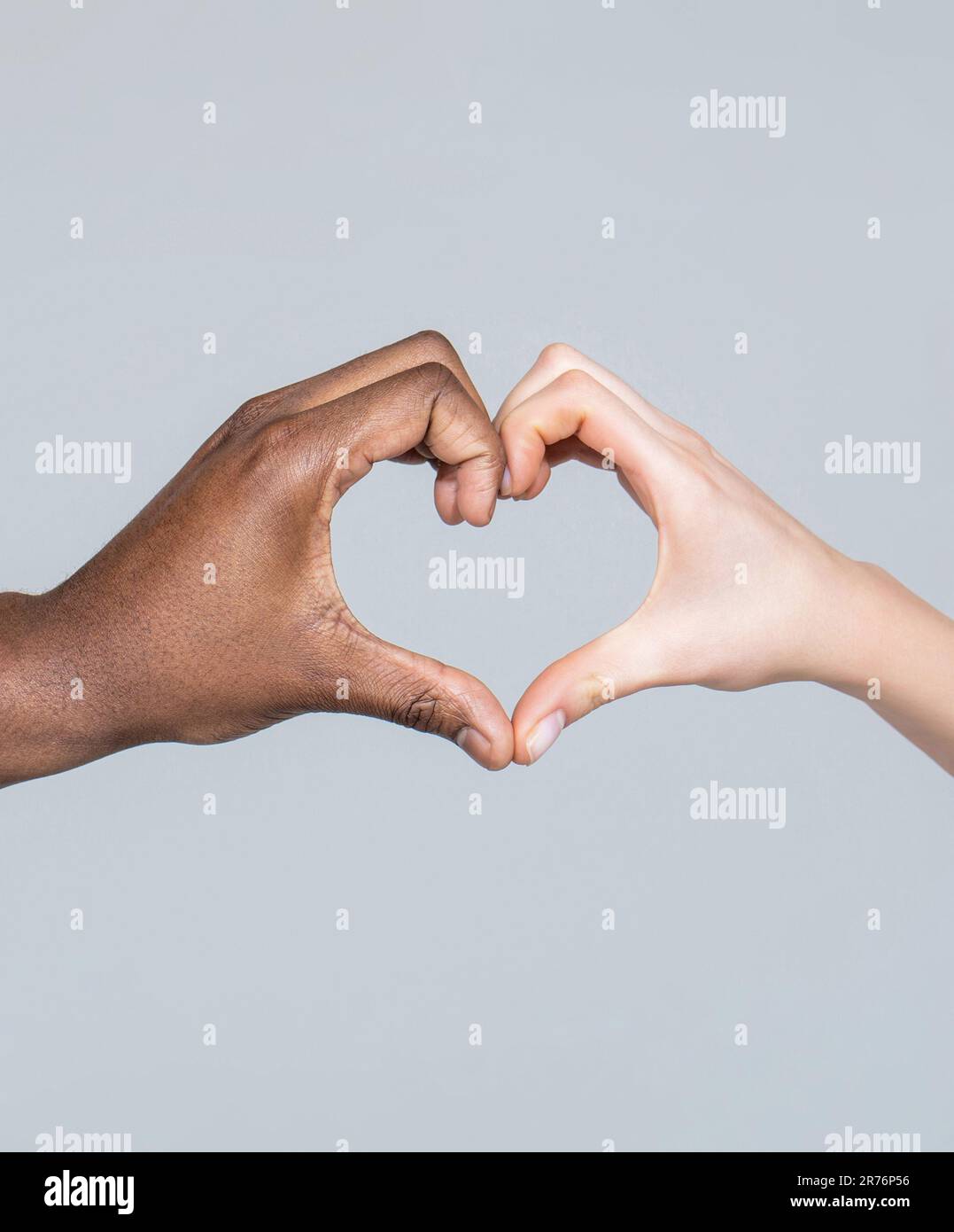 Menschen mit unterschiedlichen Hautfarben legen ihre Hände zusammen und ...