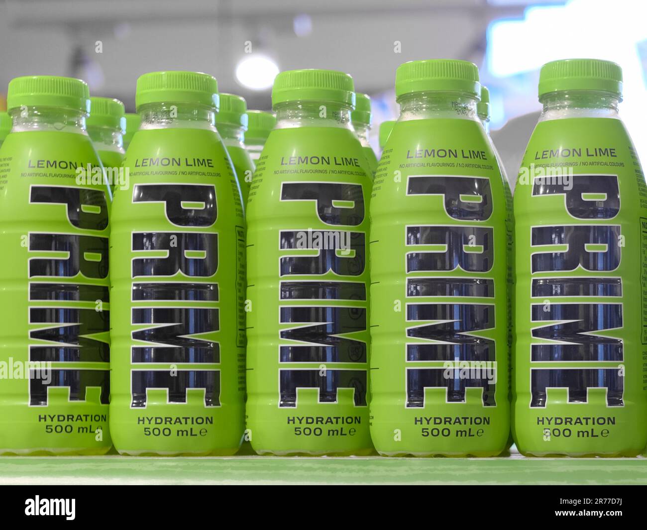 Flaschen Prime Hydration Energy Drink in den Regalen eines britischen ...