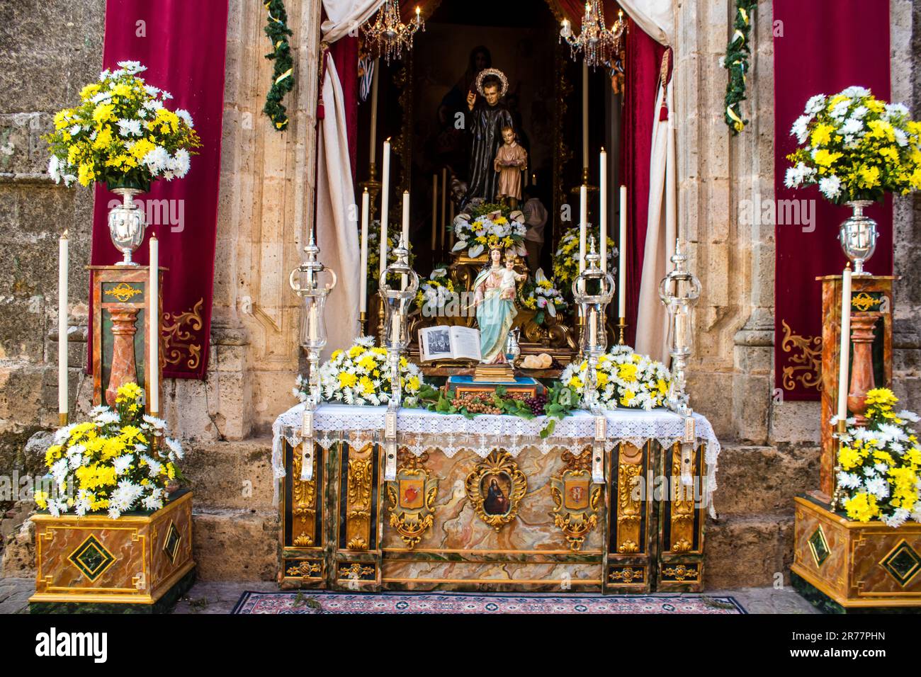 Carmona, Spanien - 11. Juni 2023 katholische religiöse Artefakte, die ...