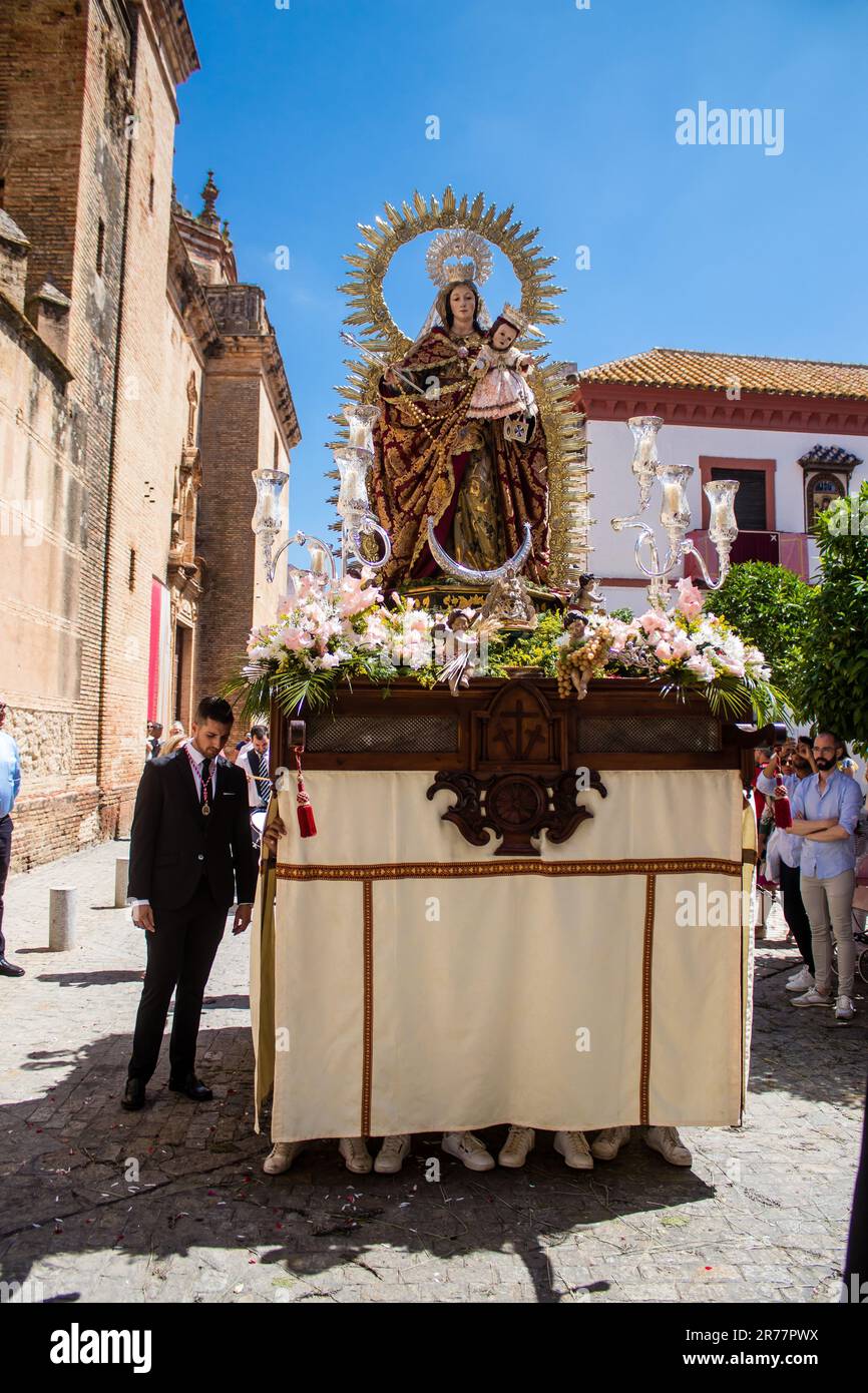 Carmona, Spanien - 11. Juni 2023 katholische religiöse Artefakte, die ...