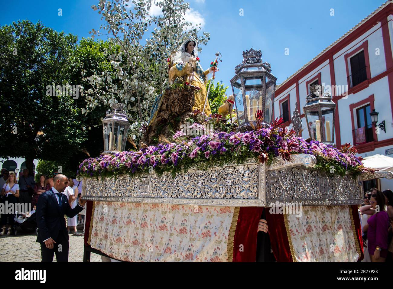 Carmona, Spanien - 11. Juni 2023 katholische religiöse Artefakte, die ...