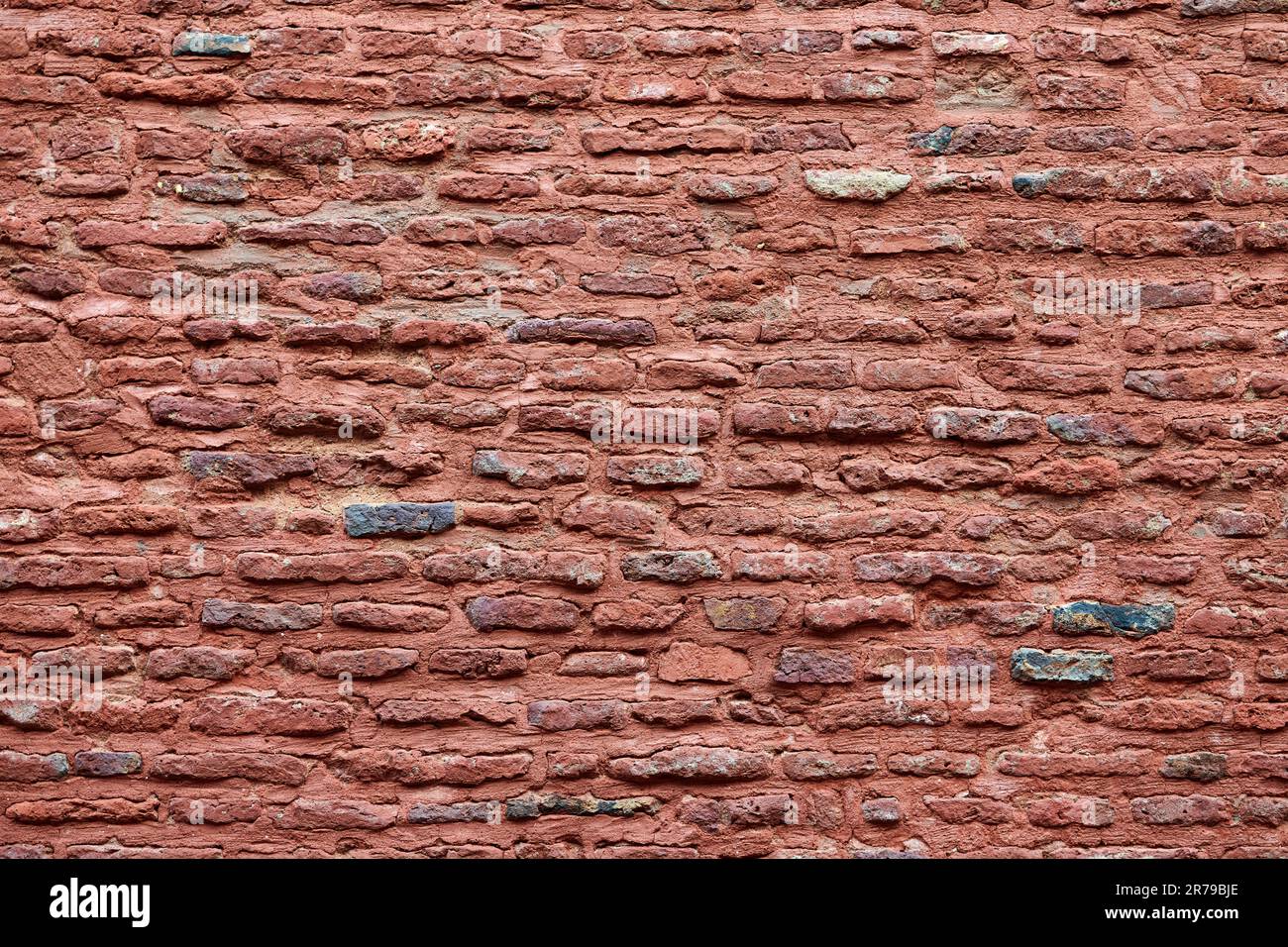 Alte rote Backsteinwand von der Fassade des alten Hauses, rote ...