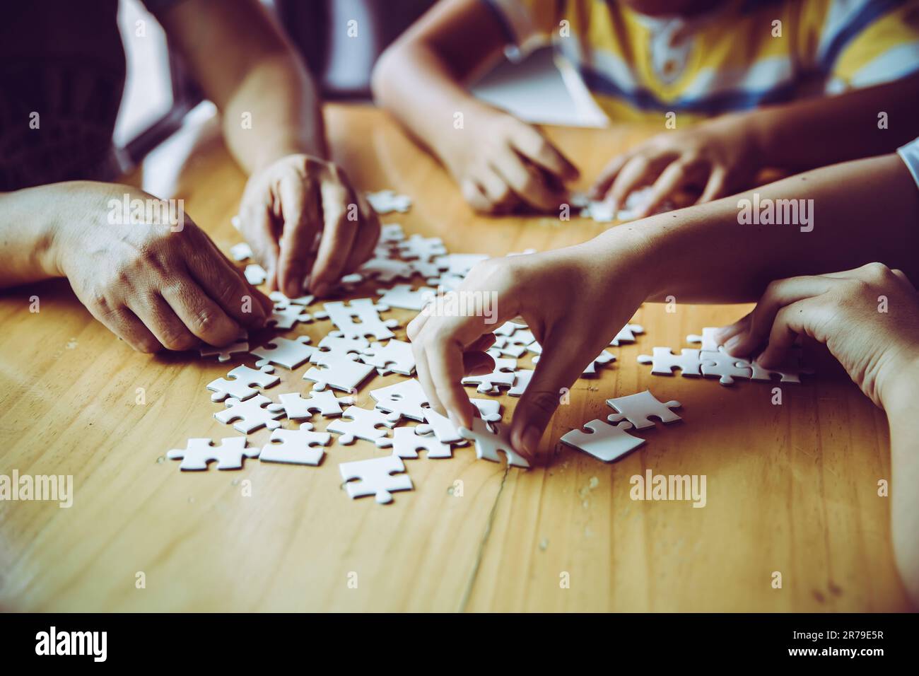 Die Hände eines kleinen Kindes und eines Elternteils, die zu Hause ...