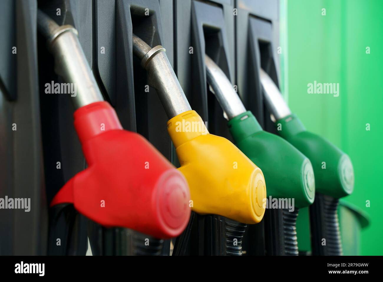 Tankstelle. Pistolen mit Benzin und Dieselkraftstoff an einer ...