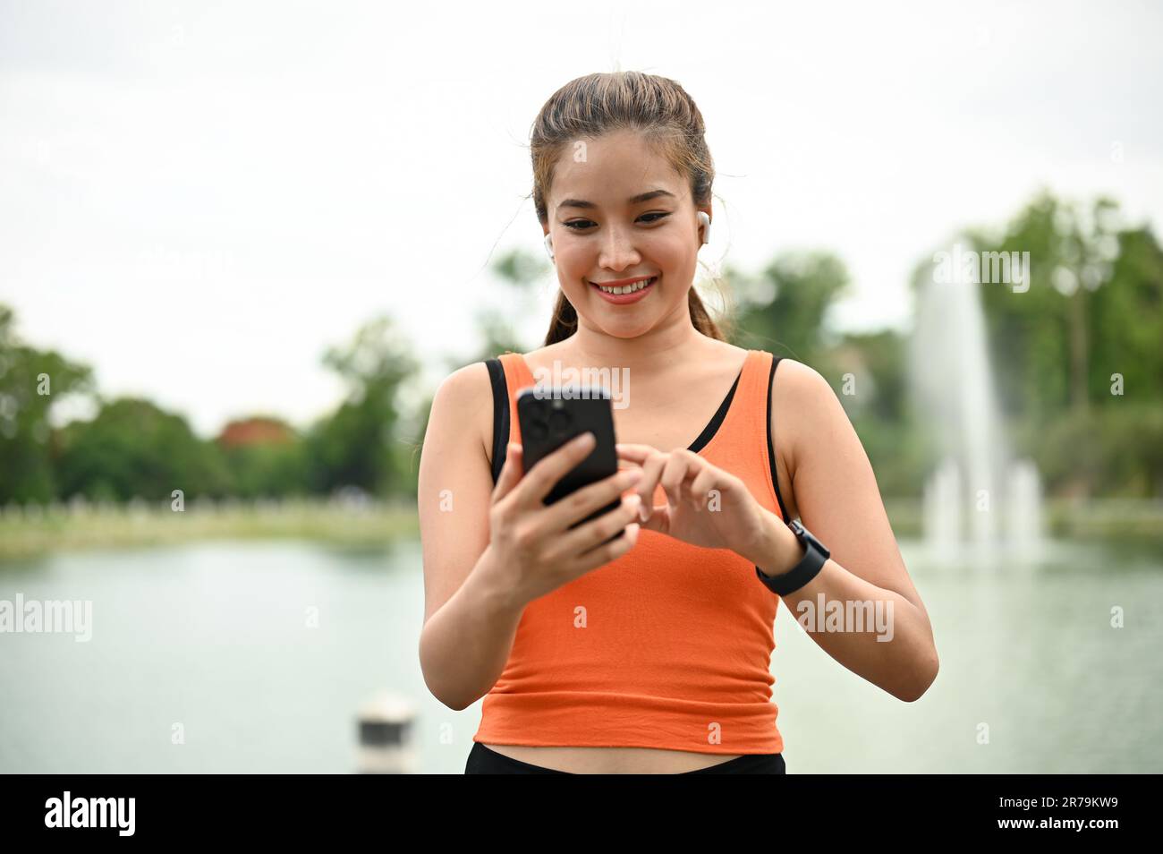 Eine Wunderschöne Junge Asiatin In Sportbekleidung Die Bluetooth 6259