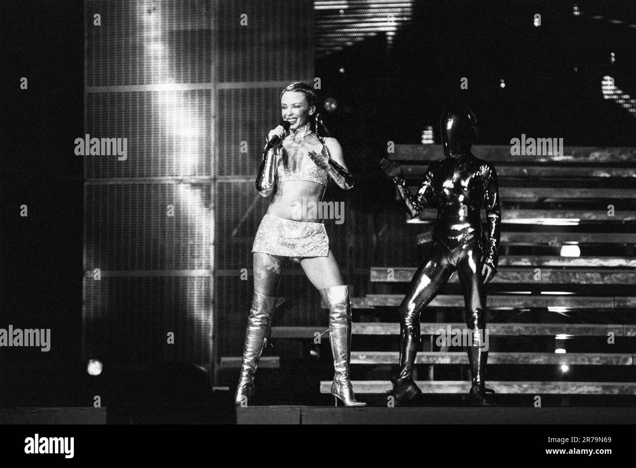 Kylie Minogue zur Eröffnungsnacht ihrer Fever World Tour in der Cardiff ...