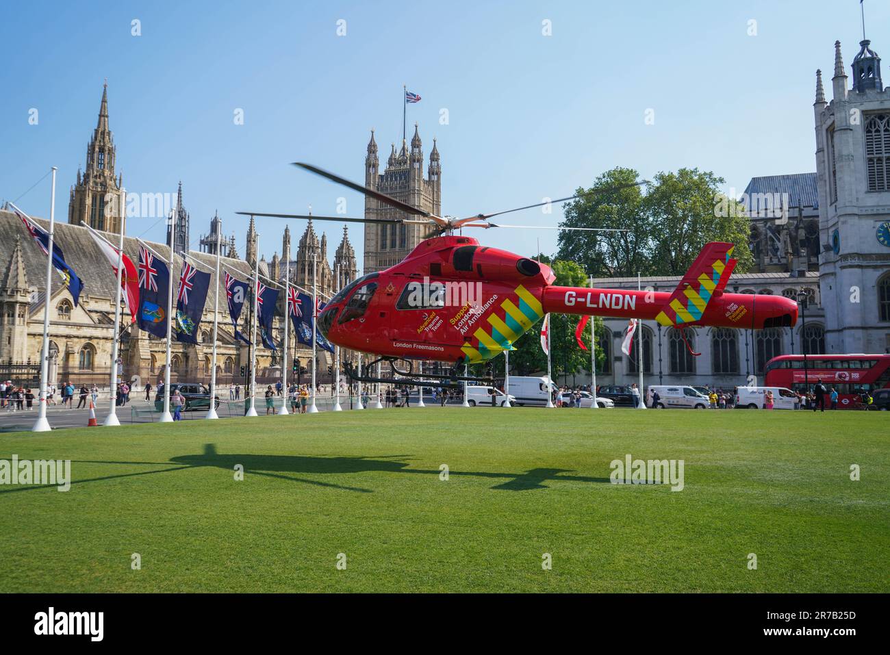London UK. 14 . Juni 2023 . Ein Rettungswagen-Traumateam landet auf dem ...
