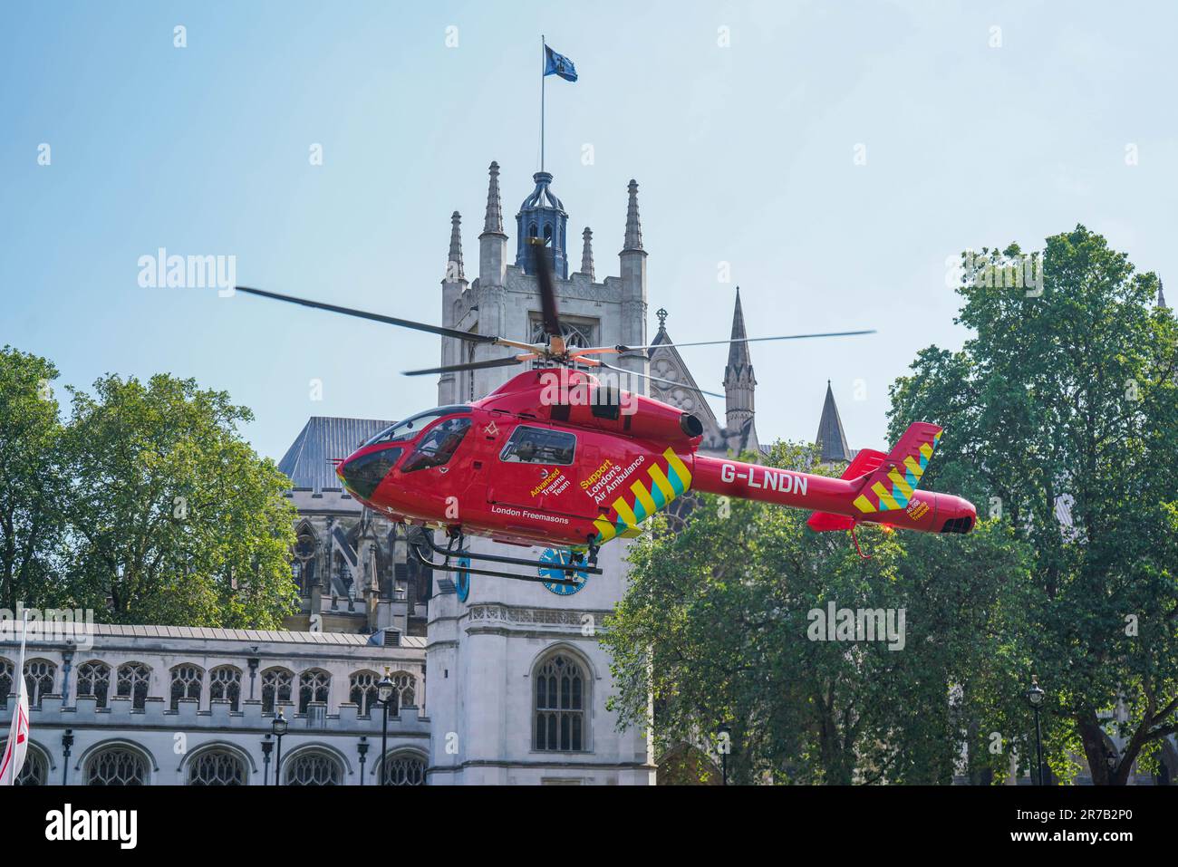 London UK. 14 . Juni 2023 . Ein Rettungswagen-Traumateam landet auf dem ...