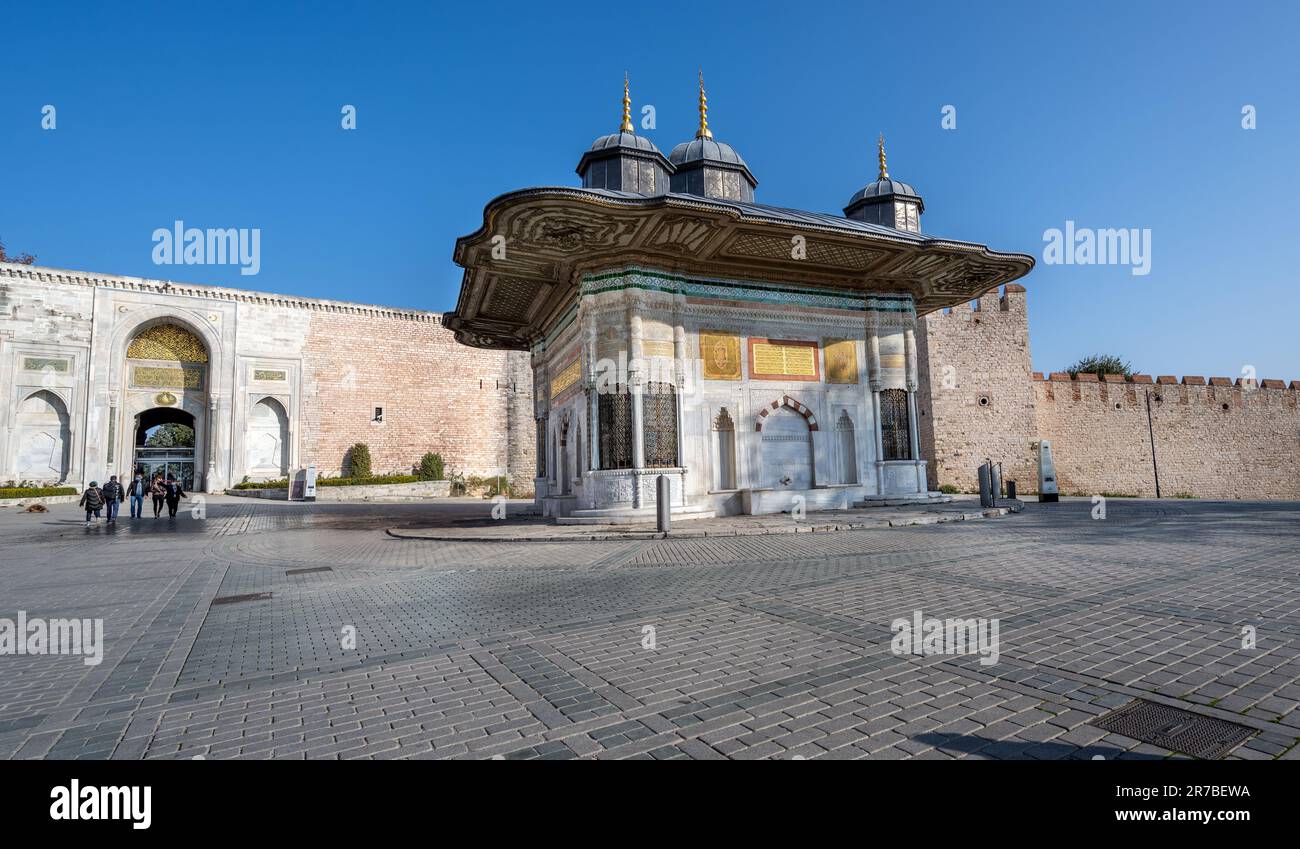 ISTANBUL, TÜRKEI - DEZEMBER 5: Ahmed III. Brunnen Der Brunnen wurde ... ISTANBUL, TÜRKEI - DEZEMBER 5: Ahmed III. Brunnen Der Brunnen wurde ...