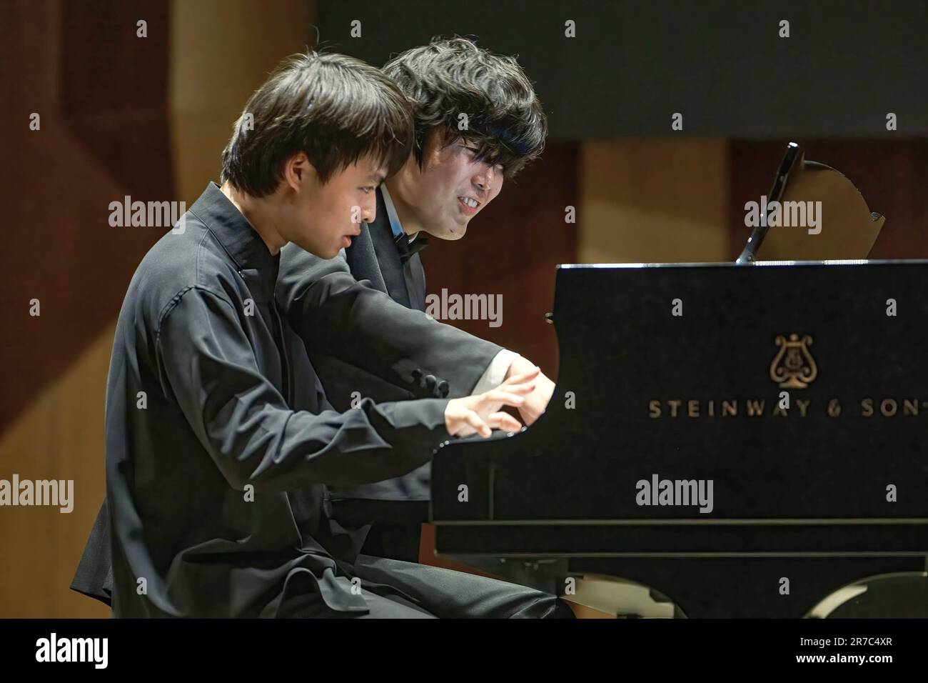 Die chinesischen Virtuosopianisten Xuhua Yun und Rui Ming treten beim ...