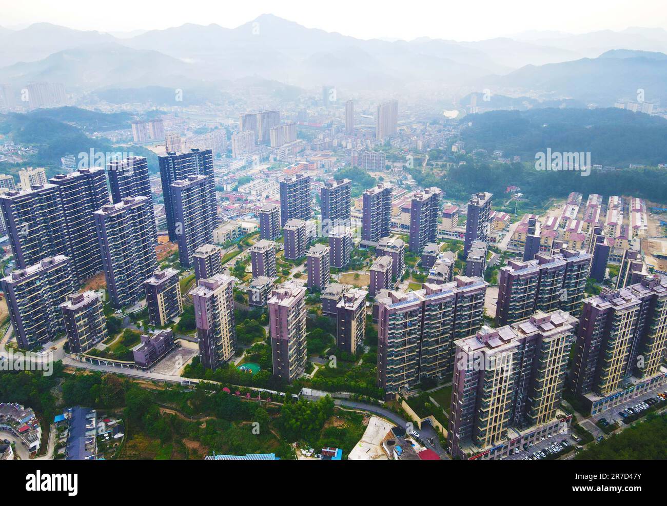 ANQING, CHINA - 15. JUNI 2023 - Neue Gebäude werden in Tiantang, Yuexi ...