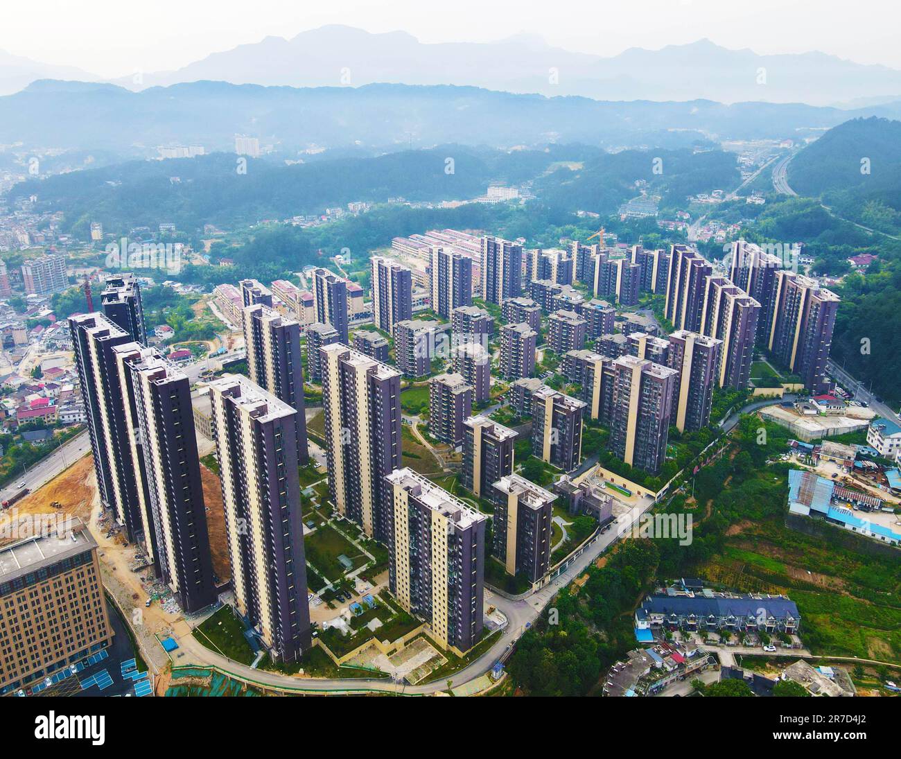 ANQING, CHINA - 15. JUNI 2023 - Neue Gebäude werden in Tiantang, Yuexi ...