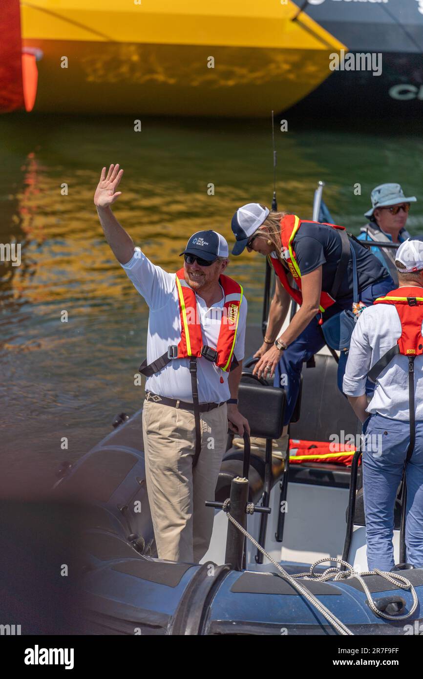 Der Seemann des Ocean Race winkt mit der Hand, während er auf einem ...