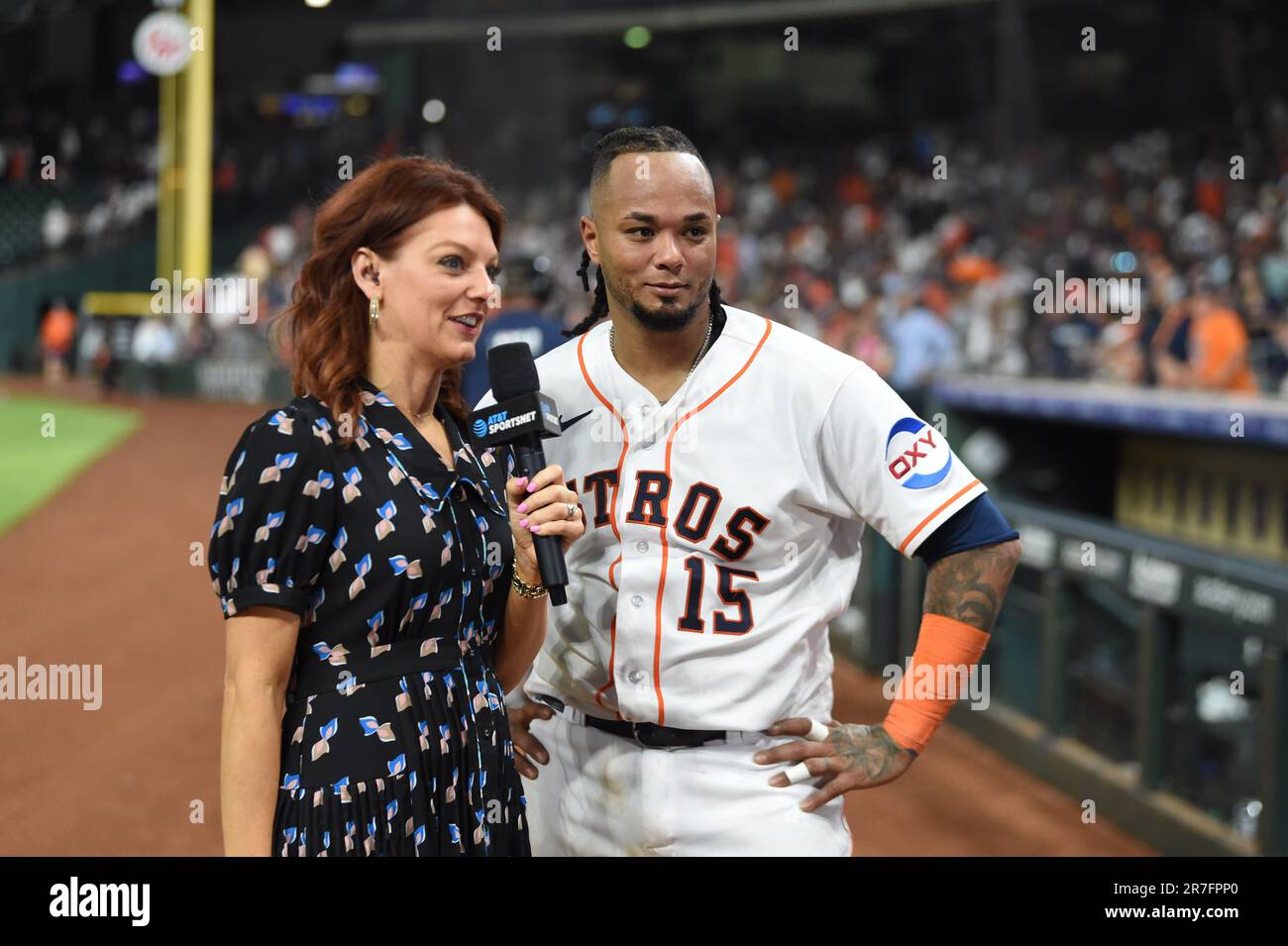 Der Catcher Martin Maldonado der Houston Astros (15) wird von Julia ...