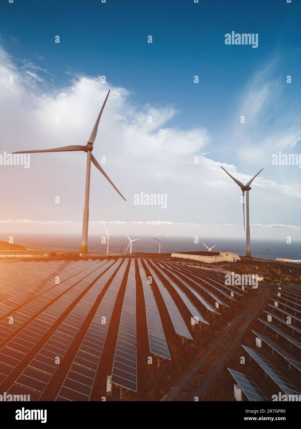 Windmühle und Solaranlage, die erneuerbare Energie mit Wind und Sonne ...