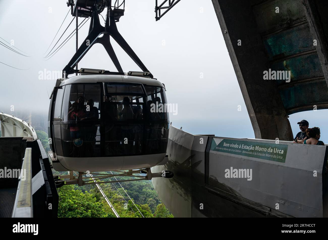 Die Zuckerhut-Seilbahn, die am Bahnhof Urca Hill ankommt, bringt ...