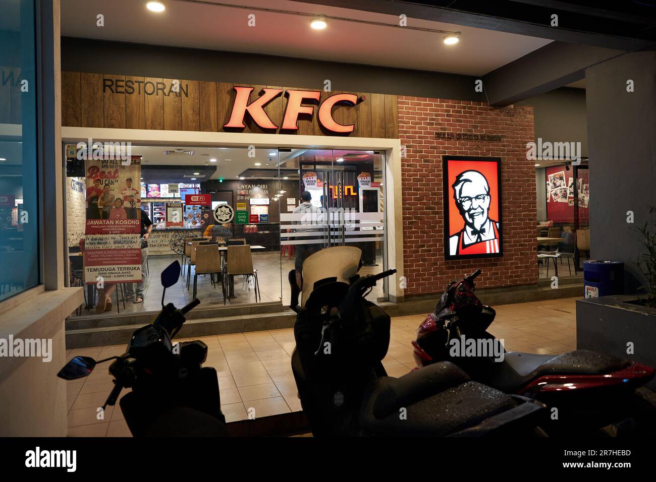 KUALA LUMPUR, MALAYSIA - CA. MÄRZ 2023: Eintritt zum KFC Fast Food Restaurant in Malaysia ...