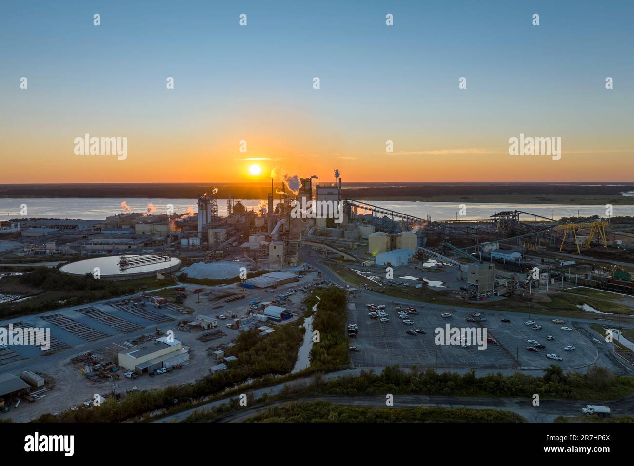 Große Fabrikstruktur mit Rauch aus dem Produktionsprozess, der die ...