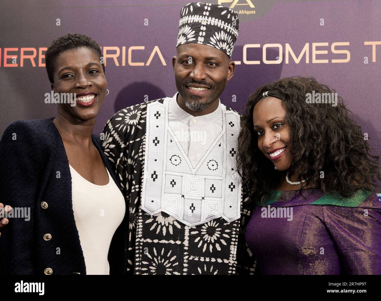 Alize Utteryn, Palyn Kovadio und Model nehmen an einem Cocktailempfang ...