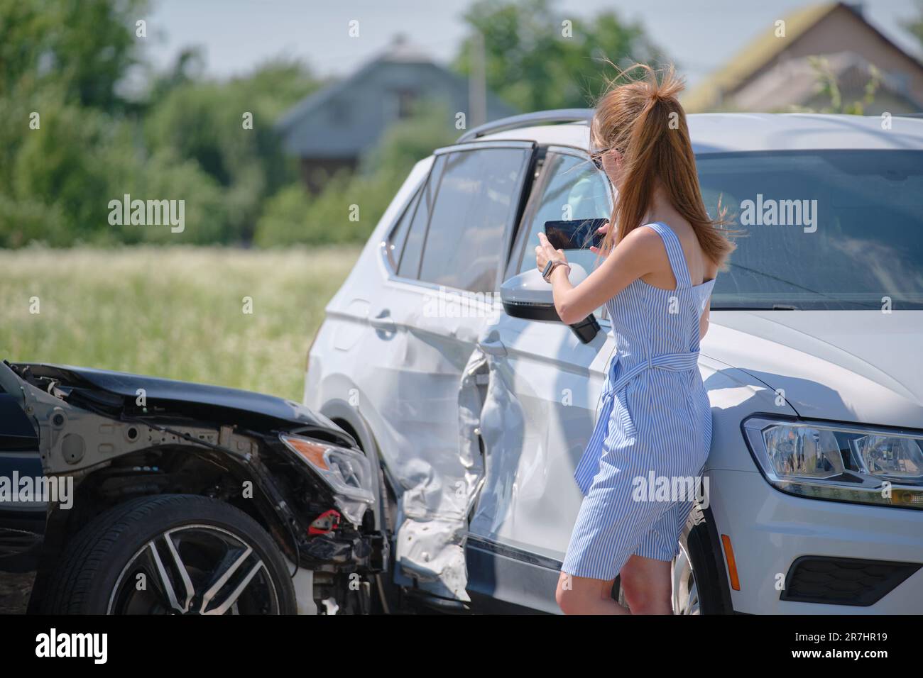 Gestresster Fahrer, der nach einem Autounfall auf der Handy-Kamera ein ...