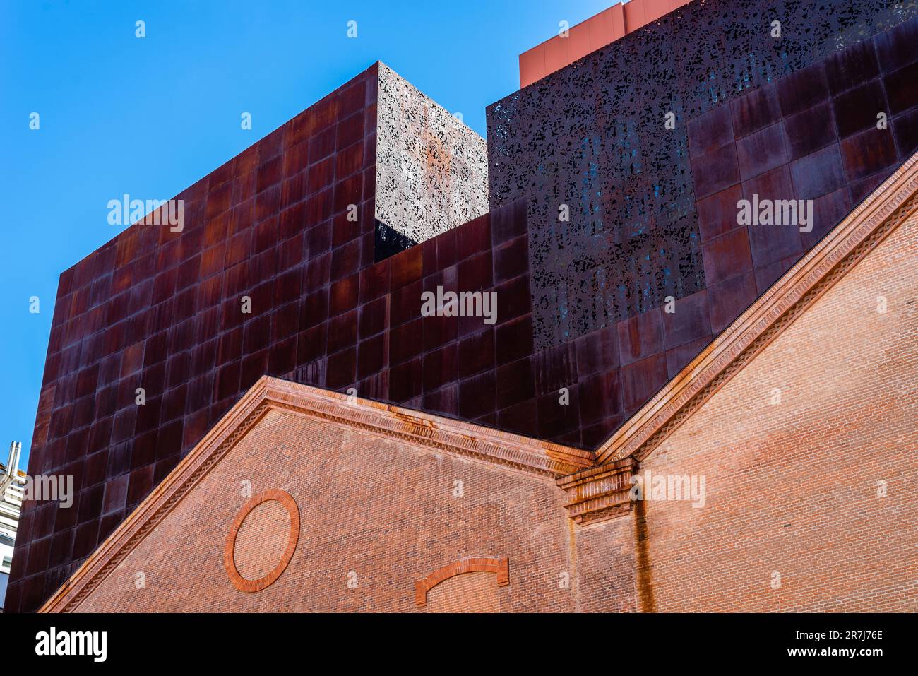 Madrid, Spanien - 19. März 2023: Blick auf das CaixaForum Madrid. Es ...