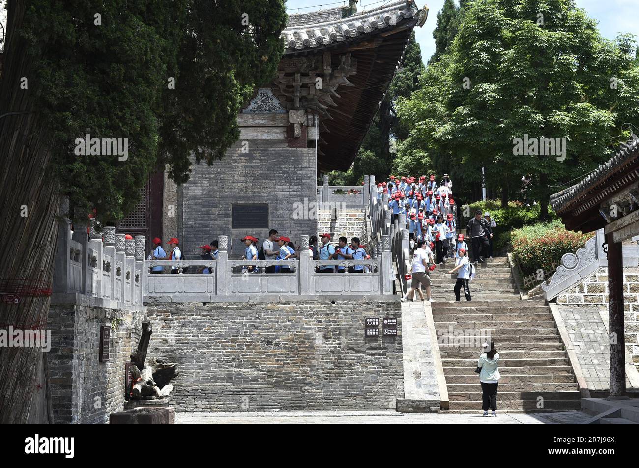 Jiyuan, Chinas Provinz Henan. 15. Juni 2023. Touristen besuchen eine ...