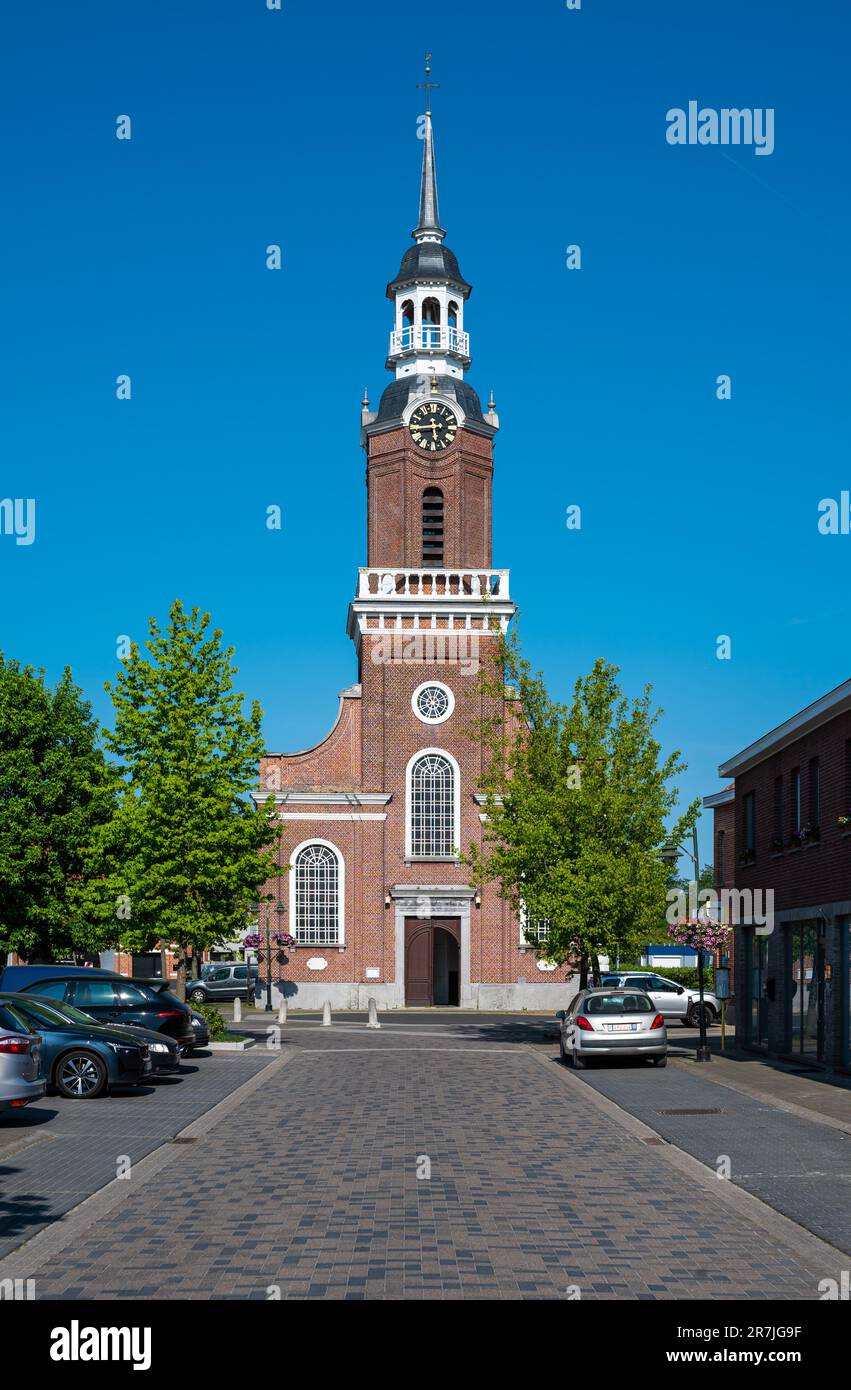 Zogge, Ostflämische Region, Belgien - 4. Juni 2023 - Hauptstraße des ...