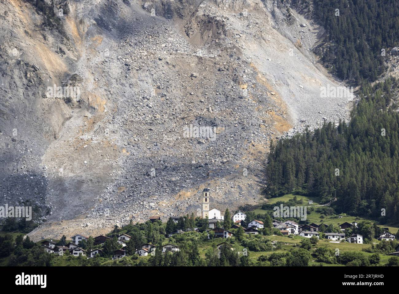 General view of the village of Brienz-Brinzauls below the rockfall ...