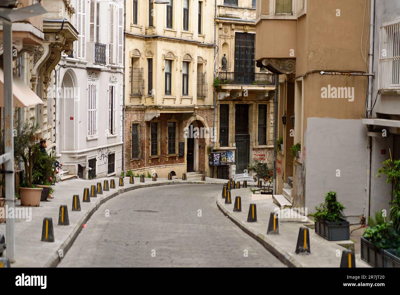 Istanbul, Türkei - 12. Mai 2023: Man sieht Leute, die tagsüber in den ...