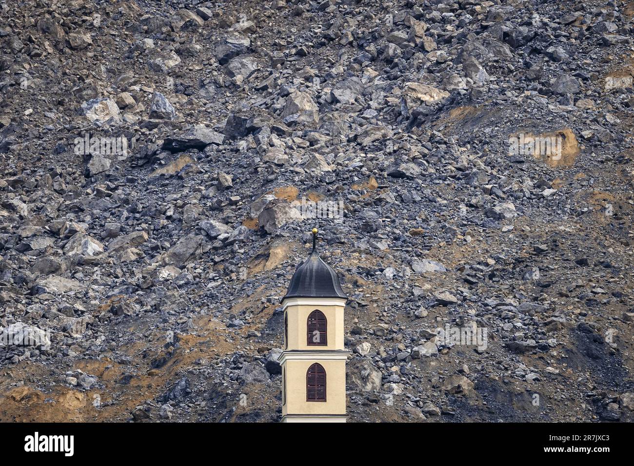 The church tower of the village Brienz-Brinzauls can be seen in front ...