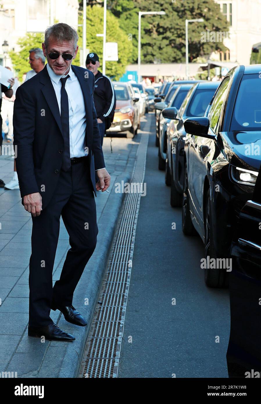 Sean Penn und seine neue Freundin Olga Korotyayeva vor dem Grand Hotel ...