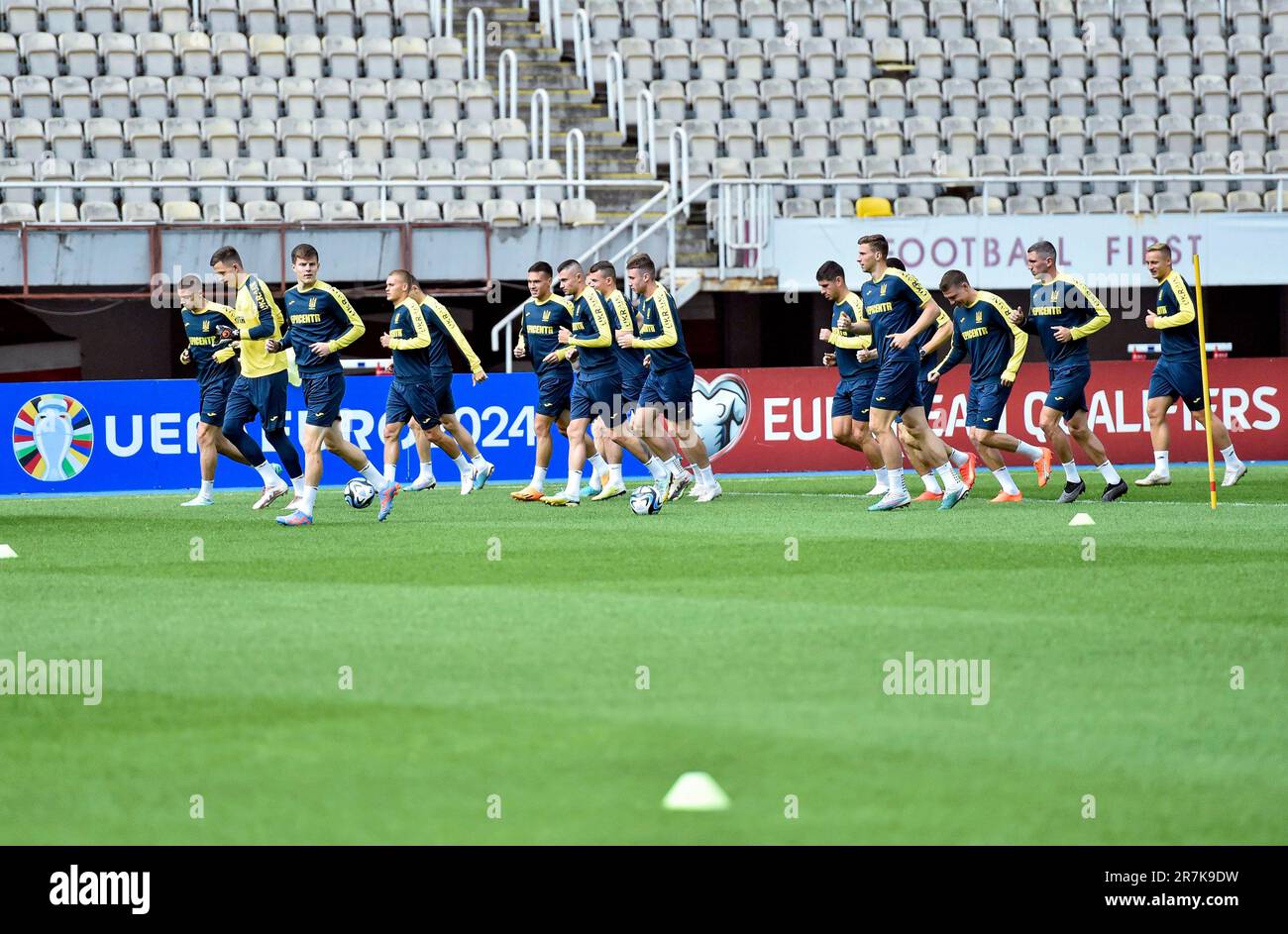 SKOPJE, NORDMAZEDONIEN - 15. JUNI 2023 - Spieler der Ukraine halten vor ...