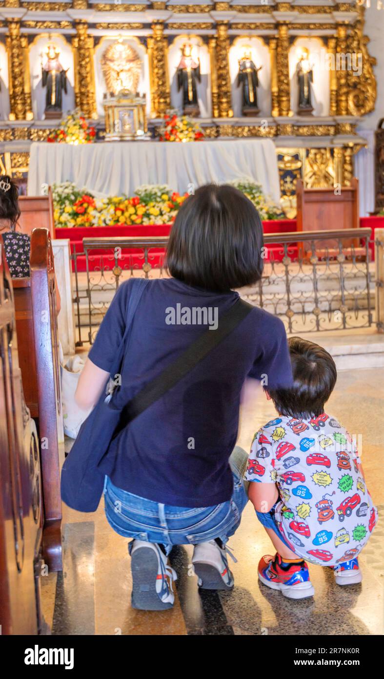 Hockendes kind -Fotos und -Bildmaterial in hoher Auflösung – Alamy