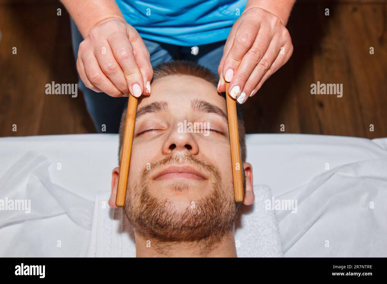 Wellnesskonzept. Ein professioneller Masseur gibt einem Mann eine Thai ...