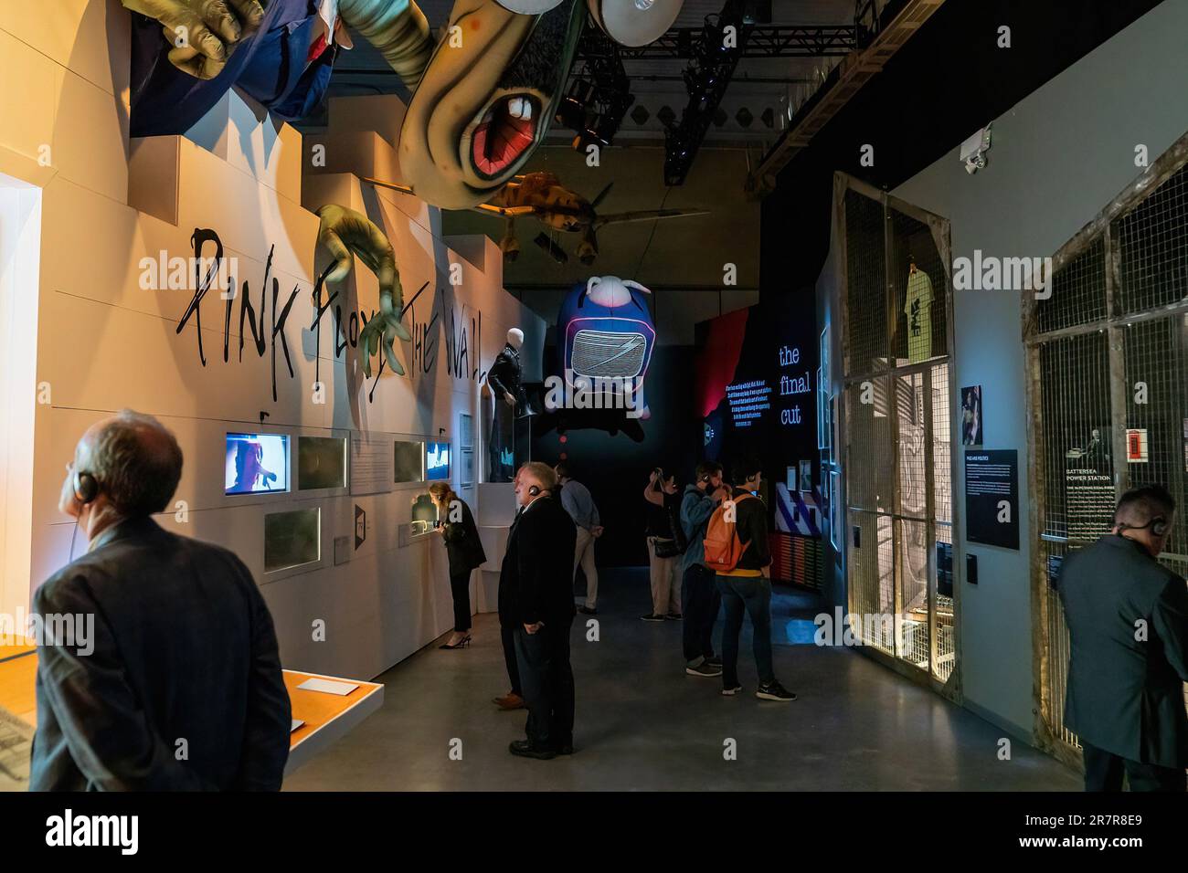 Besucher besuchen die Ausstellung „Pink Floyd - Ihre sterblichen Überreste“ im Better Living ...