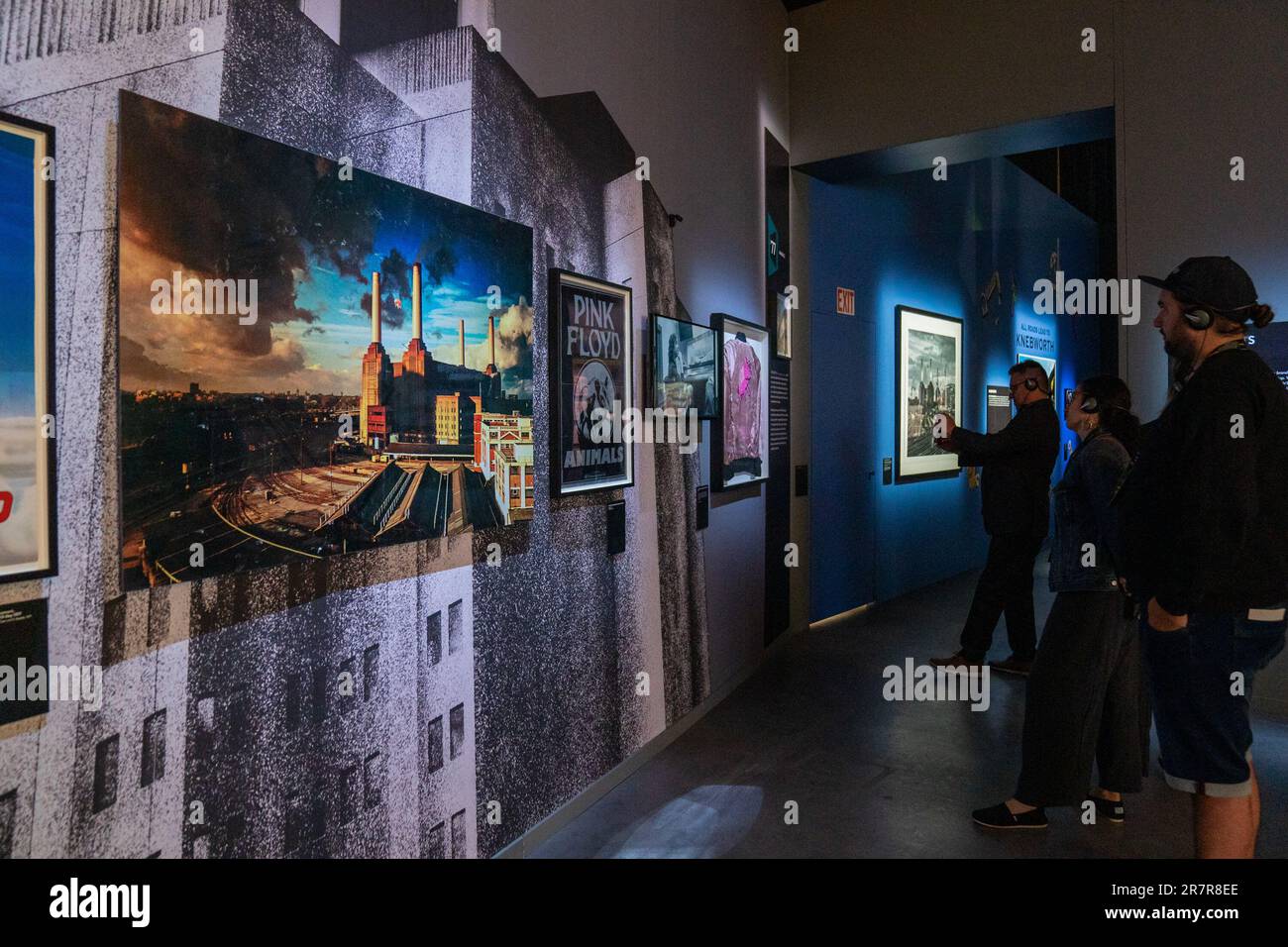 Besucher besuchen die Ausstellung „Pink Floyd - Ihre sterblichen Überreste“ im Better Living ...