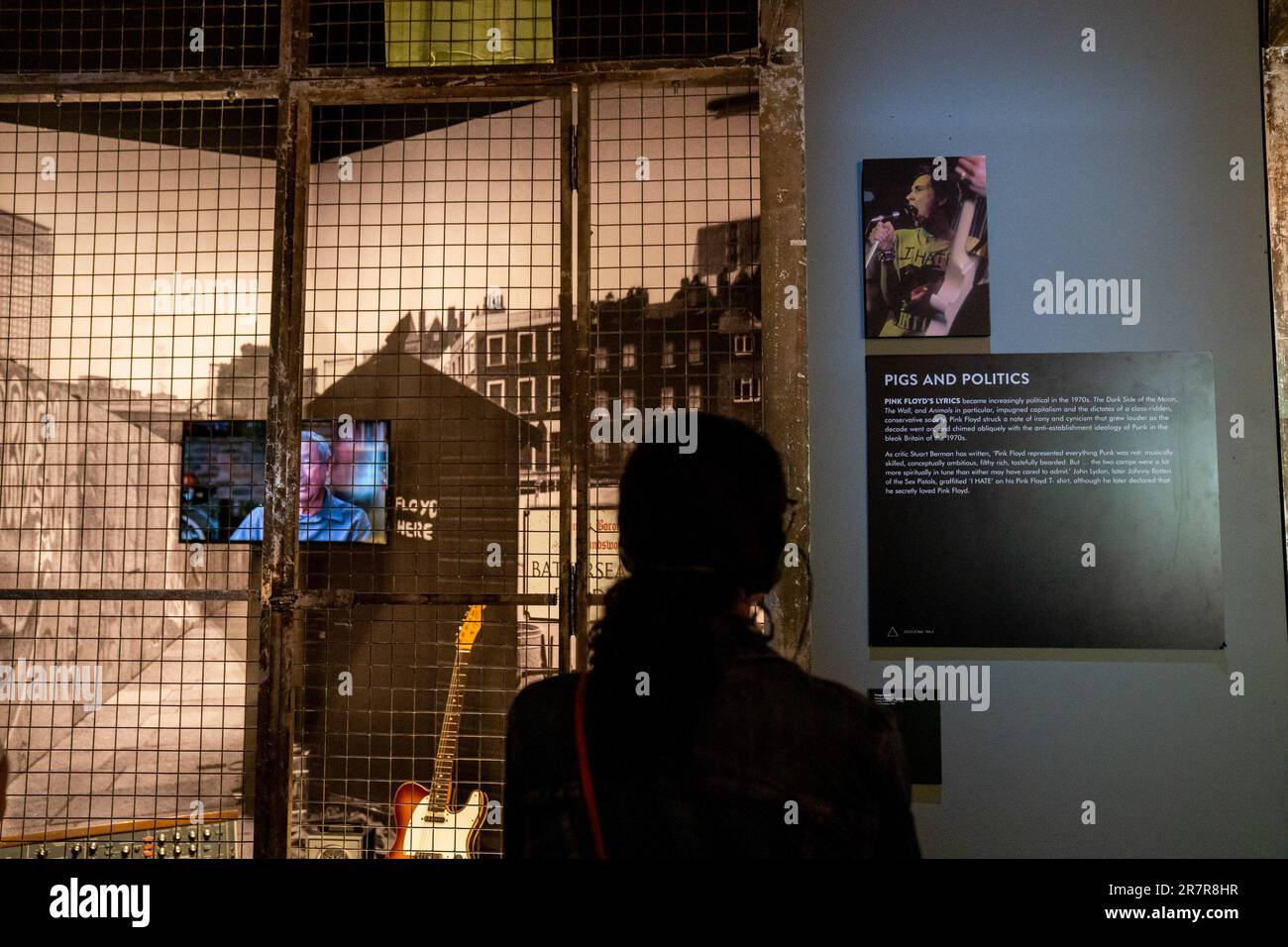 Besucher besuchen die Ausstellung „Pink Floyd - Ihre sterblichen Überreste“ im Better Living ...