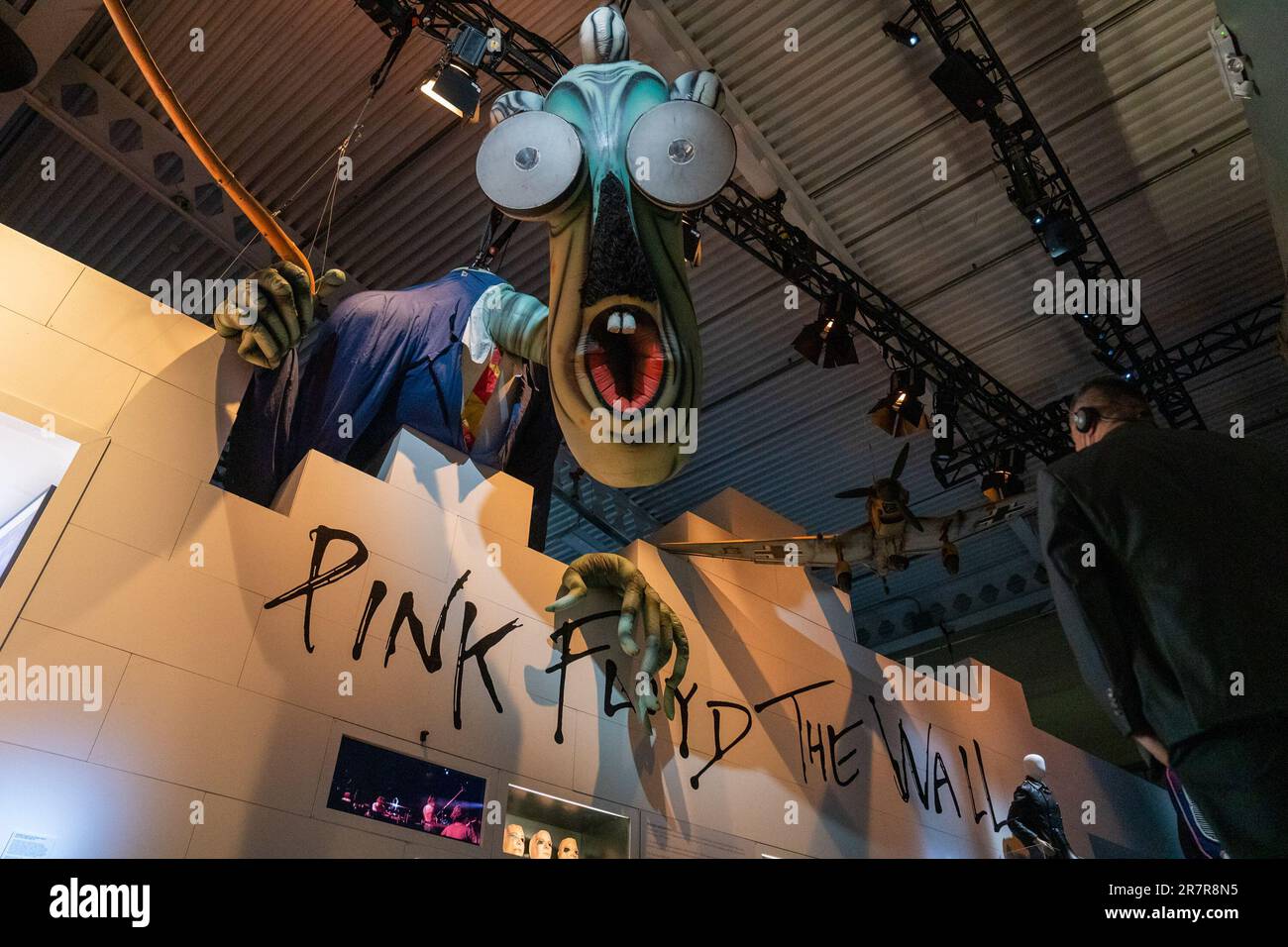 Artefakte aus dem Album „The Wall“ in der Ausstellung „Pink Floyd - their Mortal Surves“ im ...