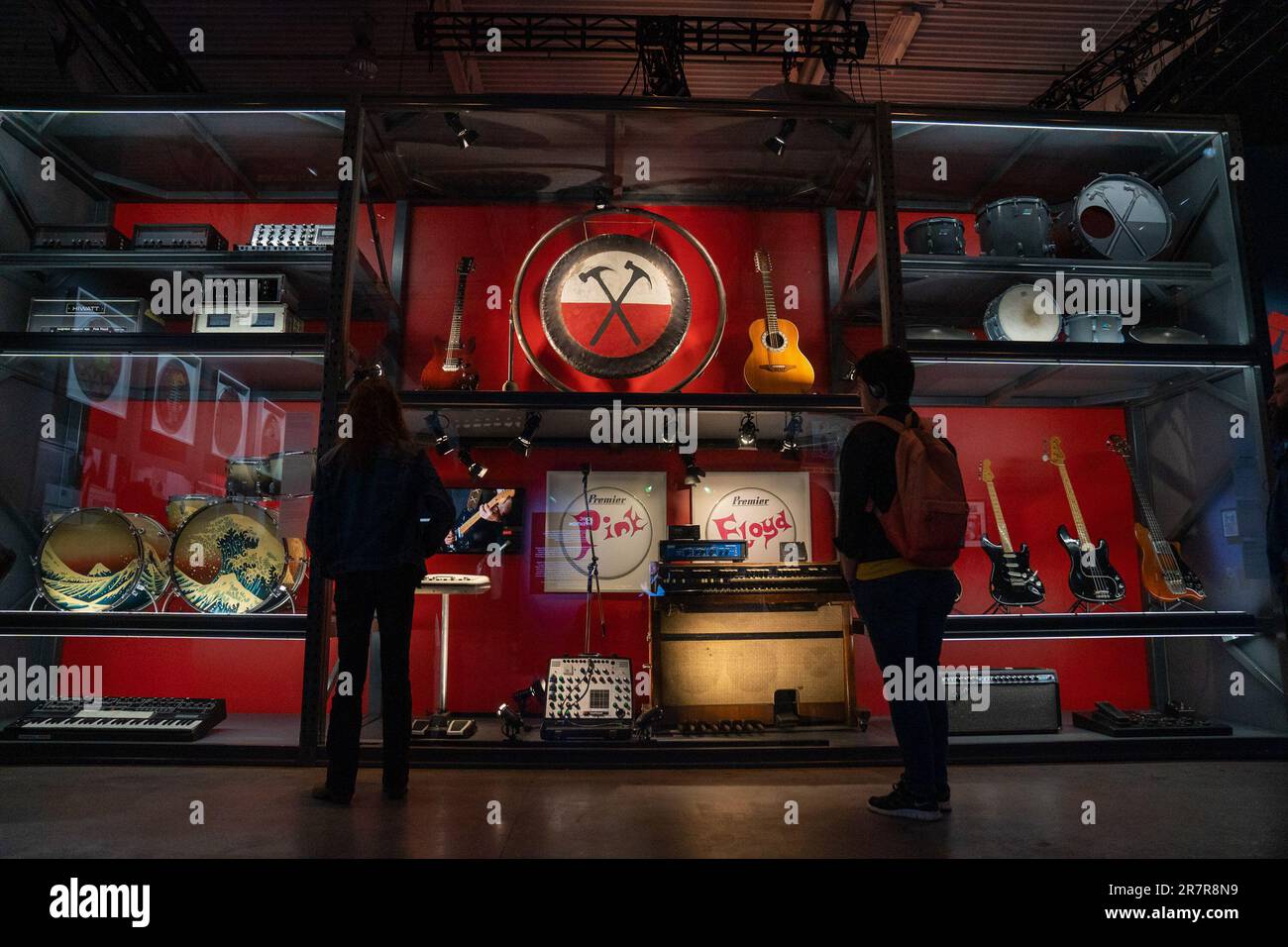 Besucher besuchen die Ausstellung „Pink Floyd - Ihre sterblichen Überreste“ im Better Living ...