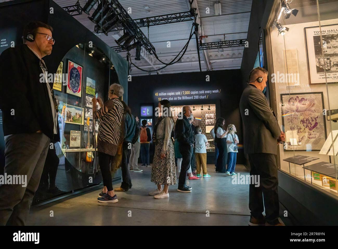 Toronto, Kanada. 15. Juni 2023. Besucher besuchen die Ausstellung „Pink Floyd - Ihre sterblichen ...